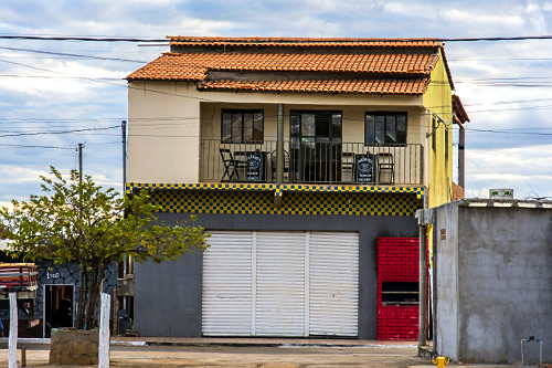 Prédio de uso misto - comercial no térreo e residencial no pavimento ...