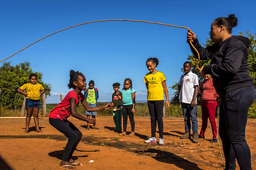Alunos brincando de pular corda durante recreio na Escola Municipal ...