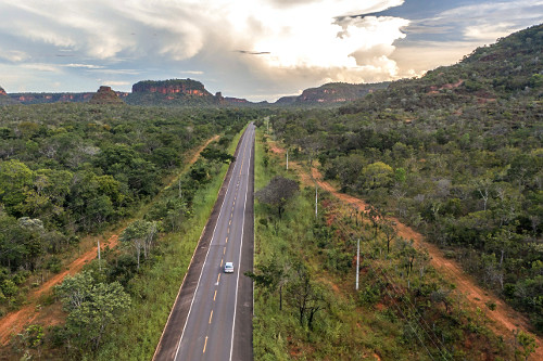 Vista de drone da BR-230 Rodovia Transamazônica entre formações ...