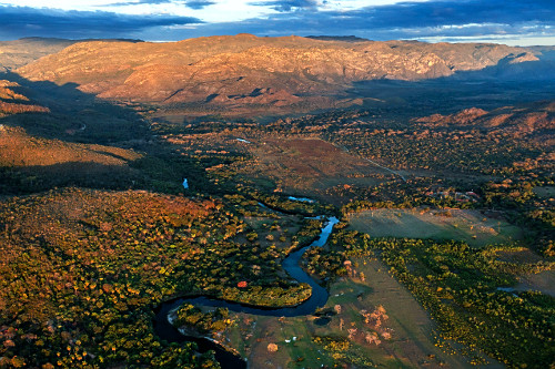 Vista de drone do Rio do Cipó - Parque Nacional da Serra do Cipó ...