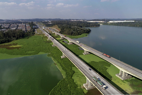 Vista aérea da Represa Billings com destaque para SP-21 Rodoanel Mário ...