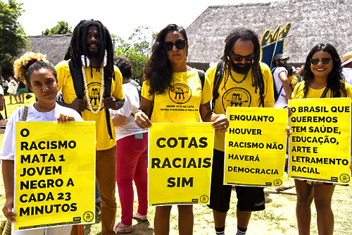 Pessoas com cartazes contra o racismo - protesto durante discurso do ...