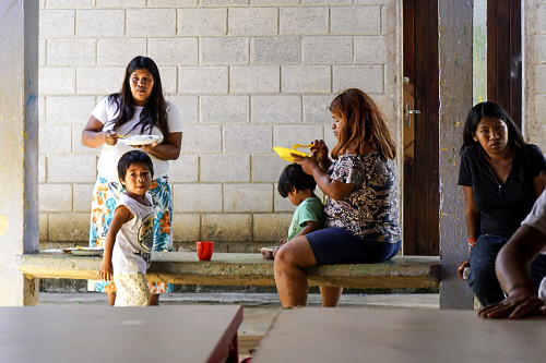 Indígenas da etnia Guarani do núcleo Cachoeira da Aldeia do Rio ...