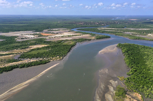 Vista de drone da foz do Rio Parnaíba - considerada a quinta foz do rio ...