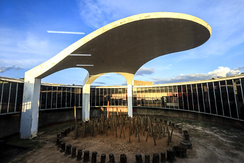 Túnel do Capeta à esquerda e Bosque Santo à direita na exposição O ...
