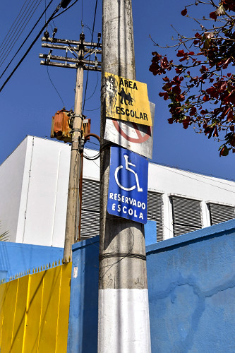 Placa indica horários permitidos para estacionar de veículo escolar ...