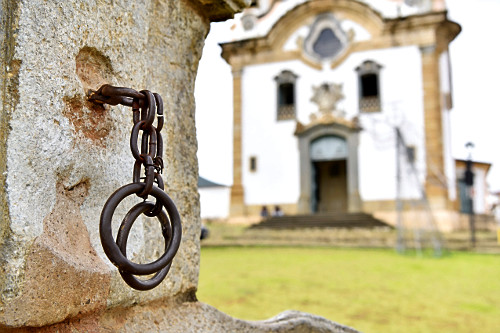 Argolas usadas para aprisionar os escravos no Pelourinho da Praça Minas ...