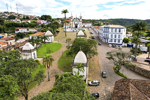 Vista de drone das Capelas com os Passos da Paixão - ao fundo Santuário ...